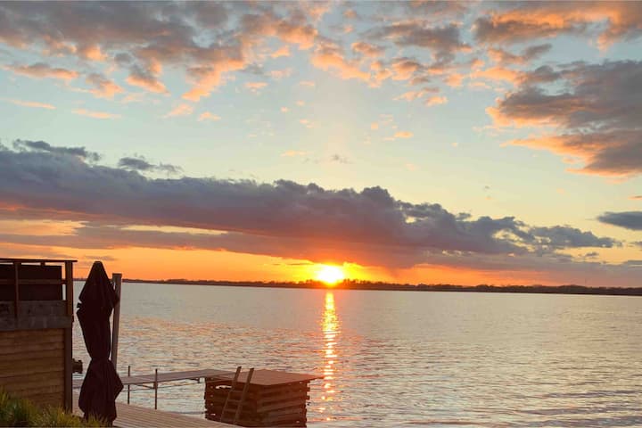 Peaceful Modern Suite, Lake View, Amazing Sunset - Sand Banks