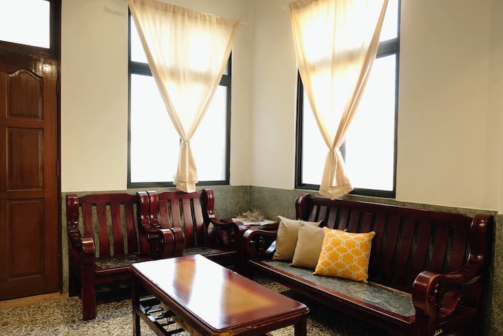 久待合法民宿｜3樓包層(可住1-4人，2人以下開放一房)｜老城區市中心，大空間老屋民宿，獨立停車空間 - Tainan City