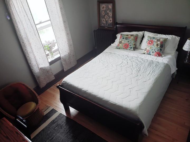 Classic, Original Comfort In Lincoln Park ~ Room 2 - Duluth, MN
