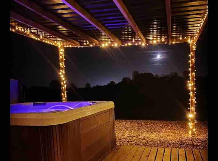 Bar, Hot Tub, Pizza Oven! Glamping In The Country - United Kingdom