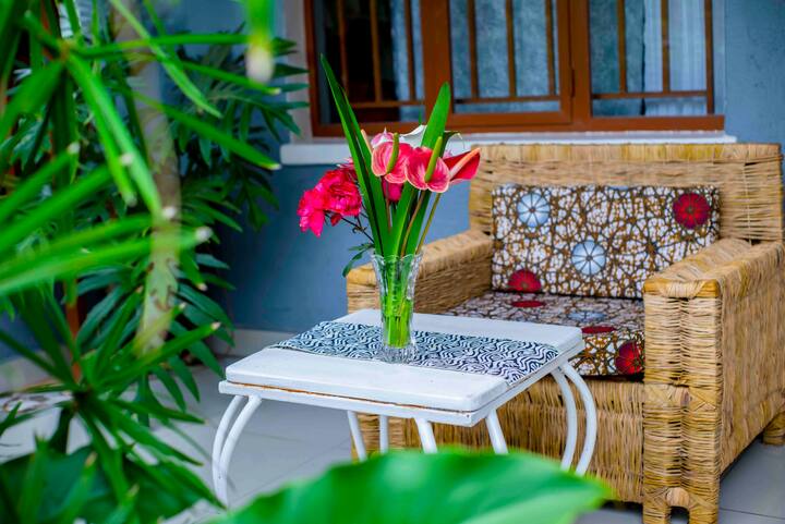 Little Birds Paradise. Cheerful And Joyful Home . - Rwanda