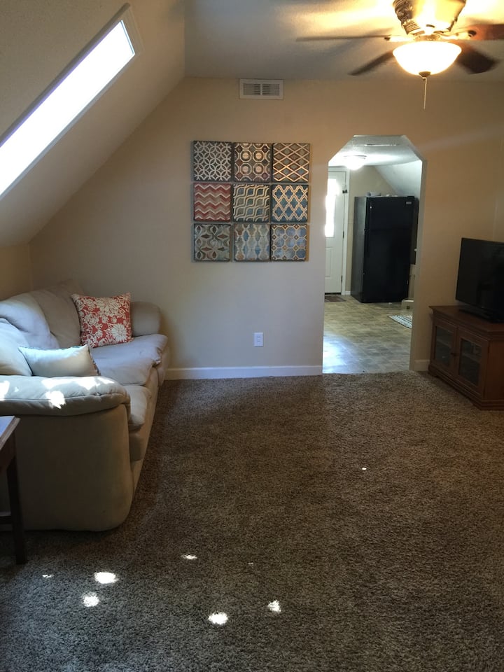 Budget Friendly Upstairs Apartment In Duplex! - West Des Moines, IA