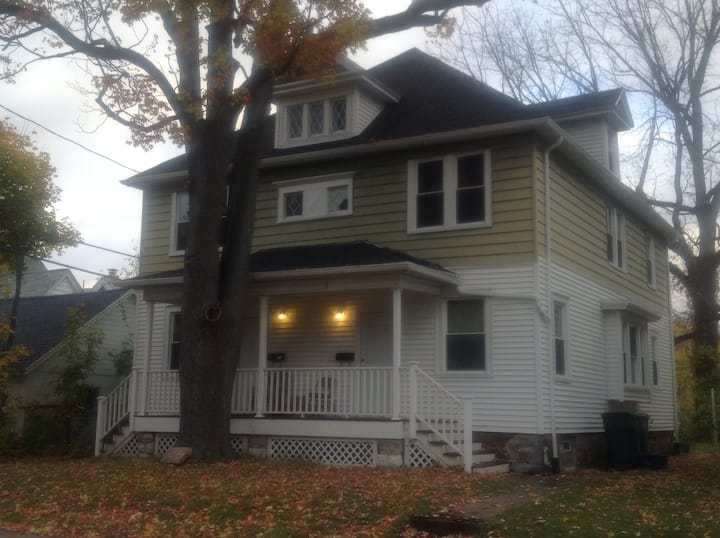 3 Bedroom 1/2 House Near Ur - Greece, NY