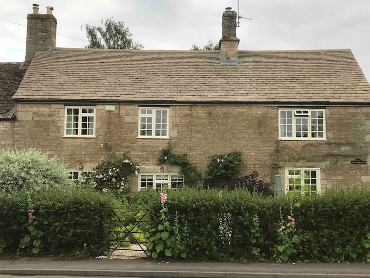 Cosy 3 Bed Cottage In A Delightful Village Setting - Bourne