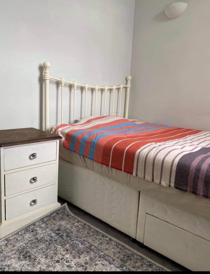 Comfortable Double Bedroom In House - 메이드스톤