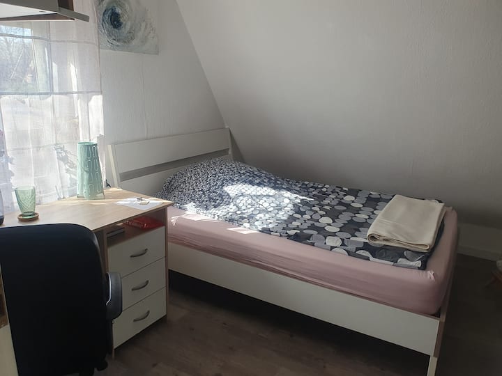 Zimmer 12 Qm Mit 1,40m Bett In Familiären Haushalt - Oldenburg