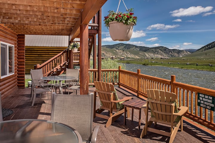 Riverside Queen #1 - Redfish Riverside Inn - Stanley, ID