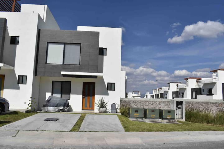 Formidable Casa En Zibatá Con Todos Los Servicios - Querétaro