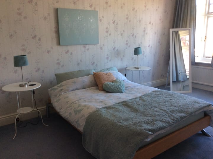 Room With Single Bed In Comfy Home - Brentwood