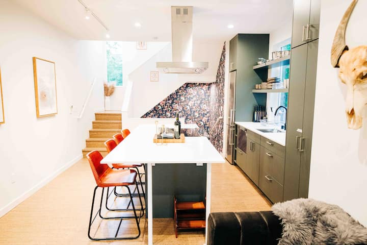 Luxury Meets Location: 2bed/2bath Fremont Townhome - シアトル