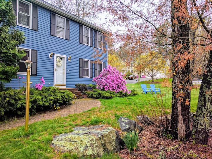 Large Room In A Charming Colonial & Free Parking - Rehoboth, MA