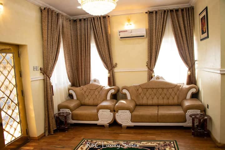 R&c Luxury Suites - Striking & Super Superior Room - Ibadan
