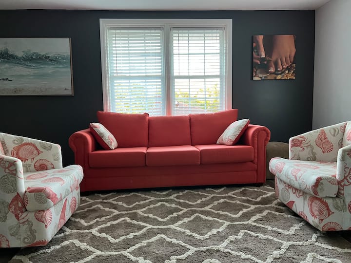 2 Cheerful Homes Prefect For Big Family Gathering