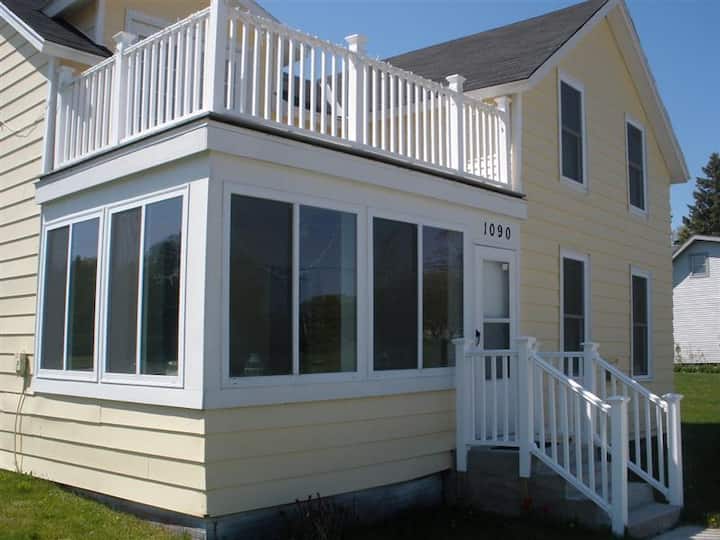 Rustic 5br 1ba Home In St. Ignace - St. Ignace, MI