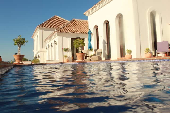 Villa De Lujo En La Mejor Urbanización De Coin - Pizarra