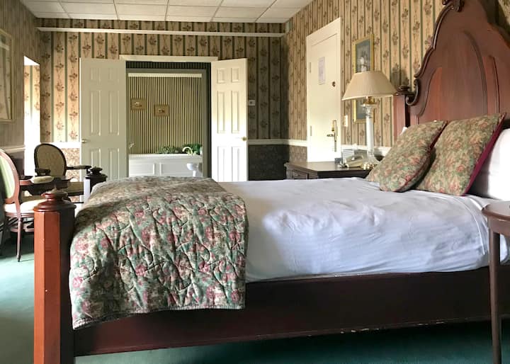 Queen Jacuzzi Suite - Honey Brook, PA