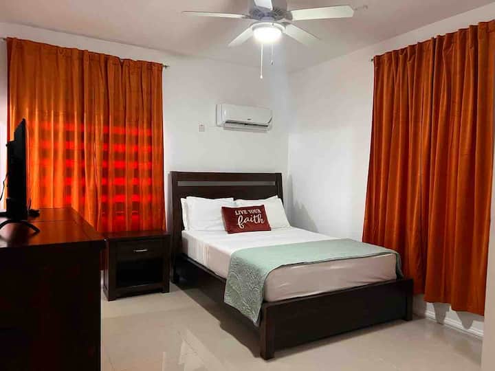 Luxurious Getaway At The Merrivale - Kingston