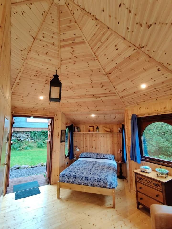Delightful 2 Cabin Rural, Riverside Retreat -