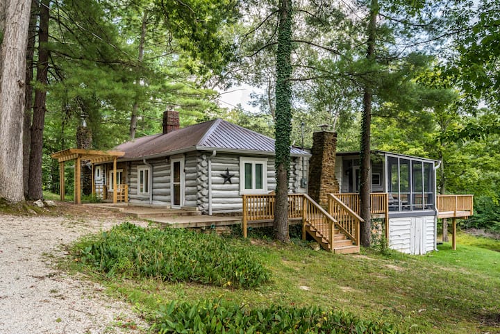 Serenity Vacation Log Cabin - Nashville, IN