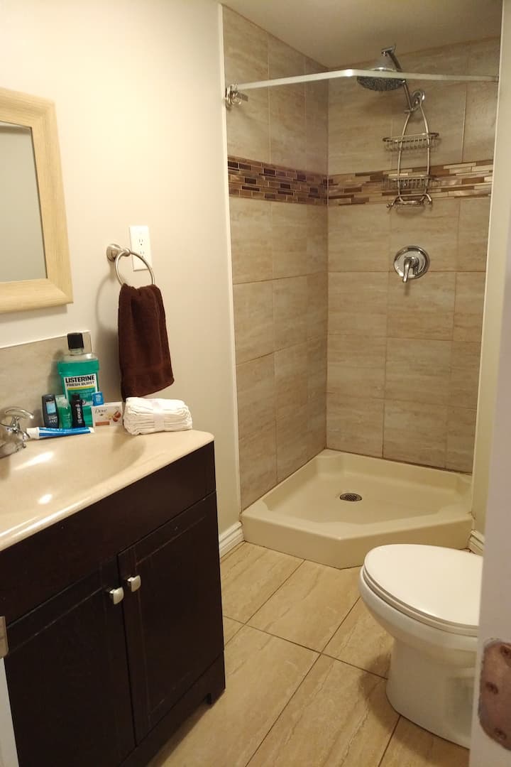 Private Apartment Lower Level Near Toronto Airport - Mississauga