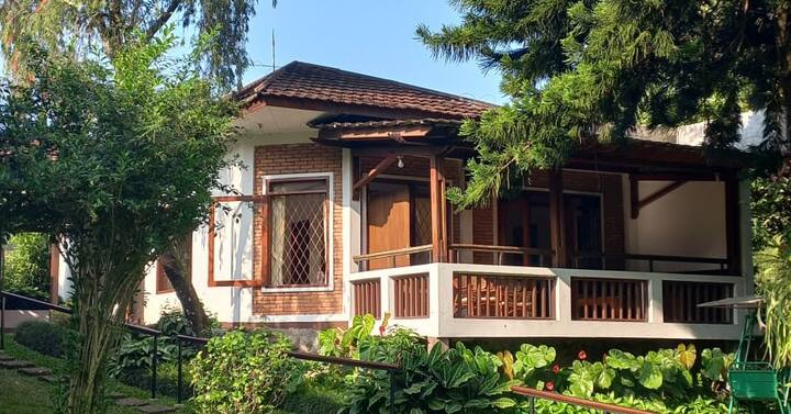Villa Cempaka. Villa Warung Gunung Cisarua - Cisarua