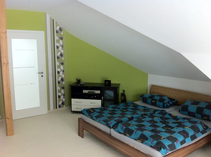 Großzügiges Gästezimmer Mit Couch Und Modernem Bad - Schneeberg