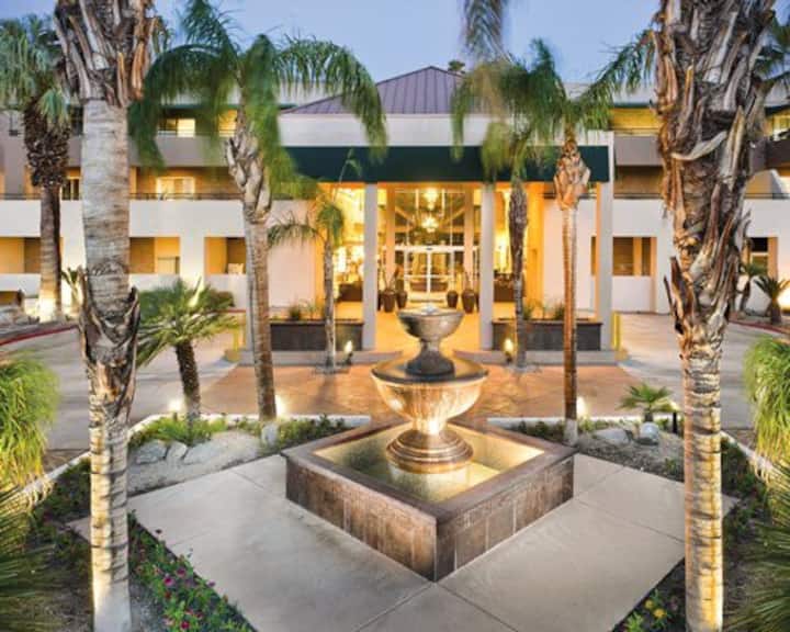 2bdm Condo-resort-sleeps 6,  On North Palm Canyon. - Palm Springs, CA