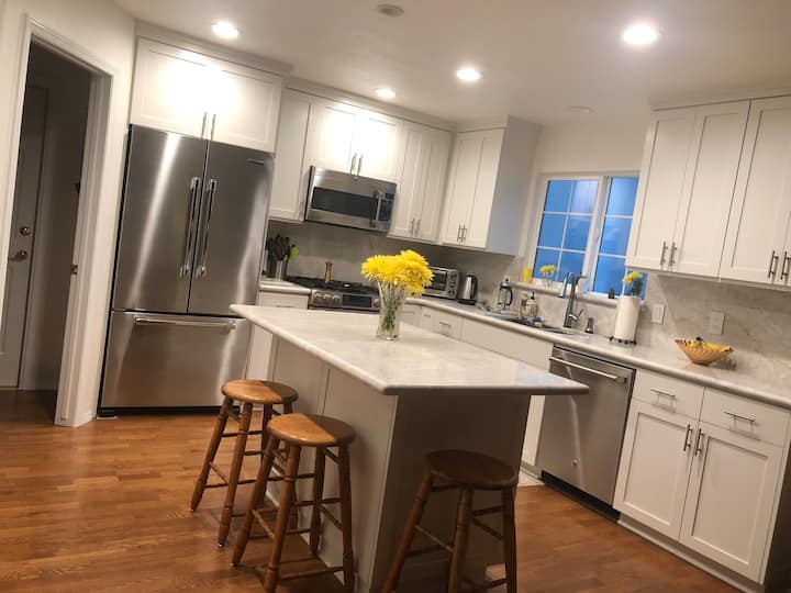 Darling Furnished Bedroom & Private Bath. - Visalia, CA