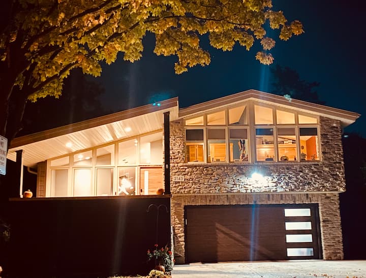 Luxurious Mid-century Close To Camp Randall - Middleton, WI