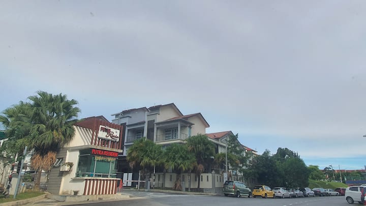 Cozy Townhouse.3 Rooms.8 Pax.near Aeon Mall - Seri Kembangan