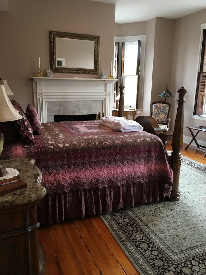 The Gettysburg Suite Premium Room - Gettysburg, PA