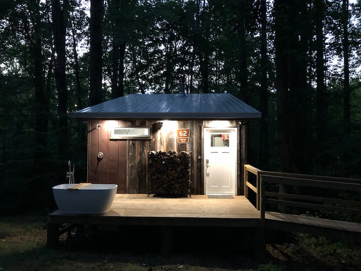 For Sale. Waterfront Treehouse, Dock, Dog Friendly - Dahlonega, GA