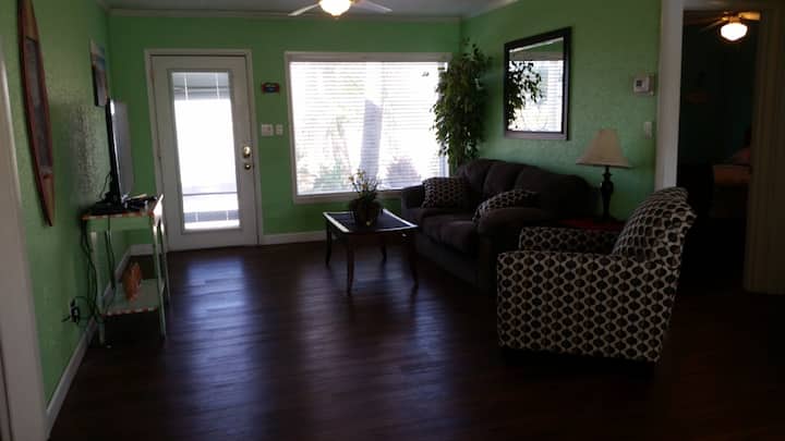 3/2 “Hidden Oasis” Huge Deck, Steps To Beach! - Laguna Beach, FL