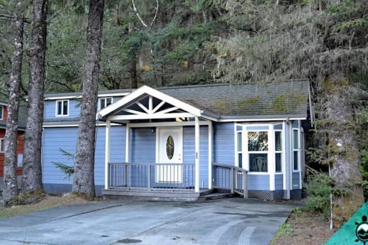 Hillside Cottage With Hot Tub (Cottage 22) - Gold Beach, OR