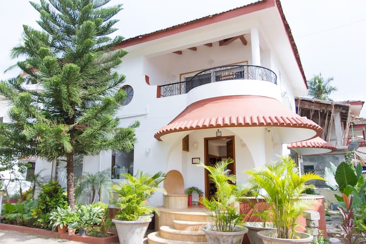 Beach Touch 3bhk Villa In Candolim (Blue Palm C-9) - Goa