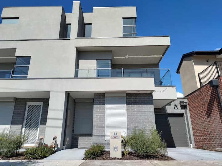 U3 Beautiful New Modern Townhouse Sleep 8 - Caroline Springs
