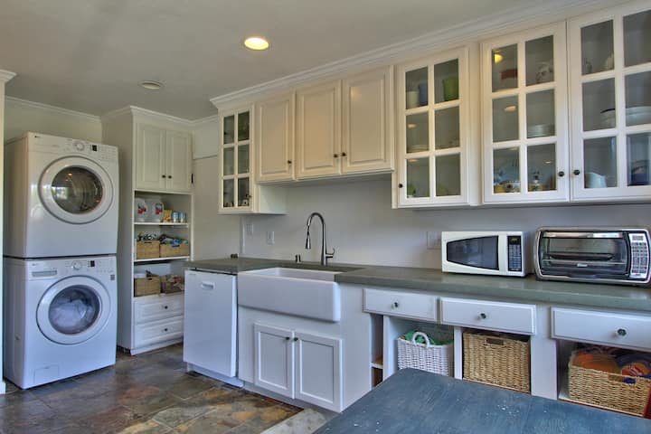 Seaside, The Burgundy Room (1 Of 2 Rooms) - Monterey, CA