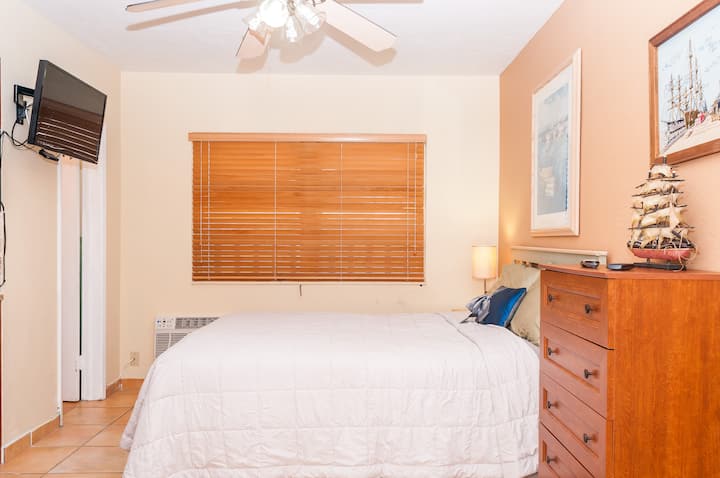 3 - Beach Bungalow W/ Free Parking - Hollywood, FL