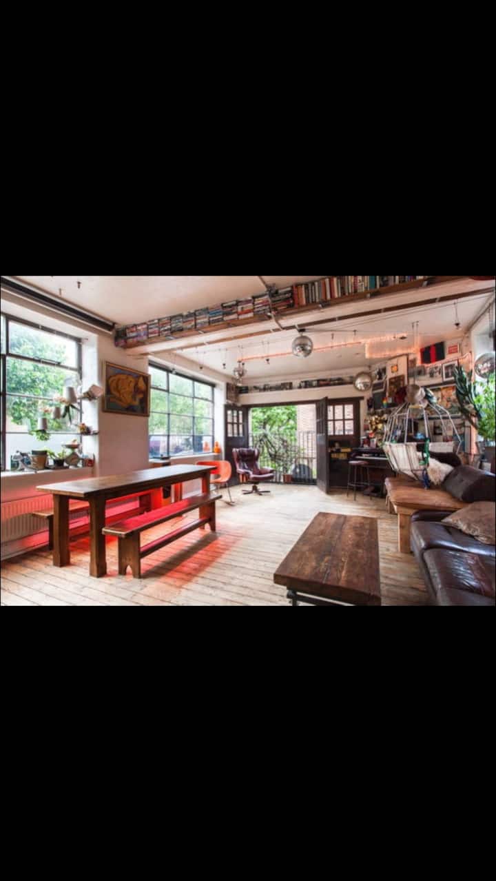Artistic Hoxton Loft -