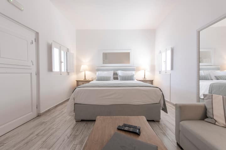 Small Luxury Studio - Santorini