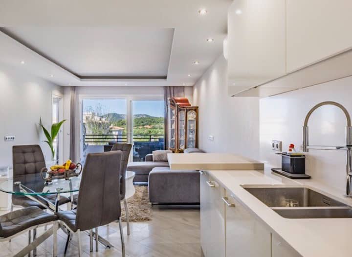 Bright, 2 Bed, 2bath Apartment (Min. 1 Month Stay) - Calviá