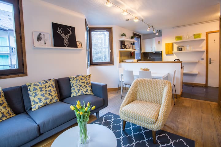 Stylish 2-bed In Pedestrianised Square + Parking - Chamonix