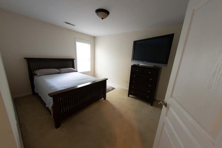 Quiet Room 10 Mins From State And Downtown - Raleigh, NC