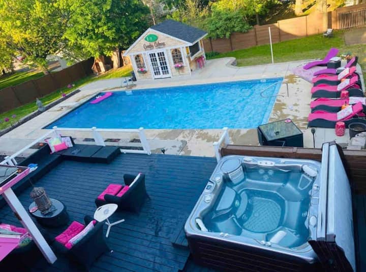 One Room Stay At The Pink Castle(hottub And Pool) - Stillwater, MN