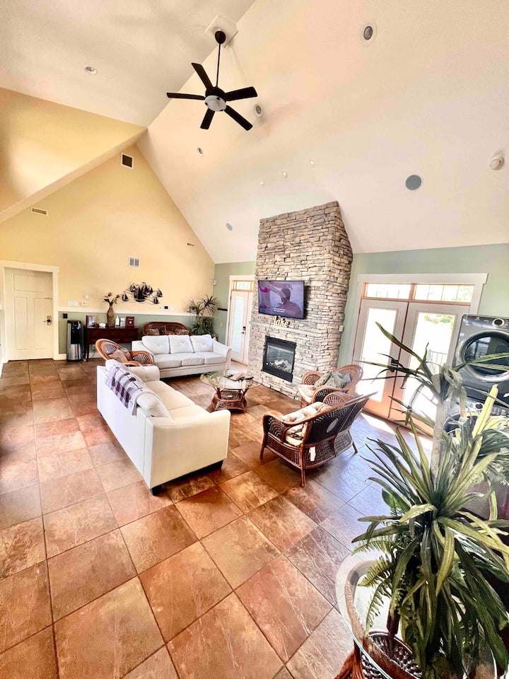 Beachfront Condos 35 Min Nw Of Regina, Sundale Sk - Regina Beach