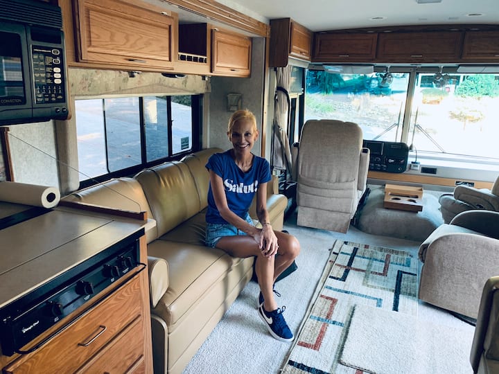 Roomy Class A Rv With Pop Out, 300sf, Spotless - Tacoma, WA