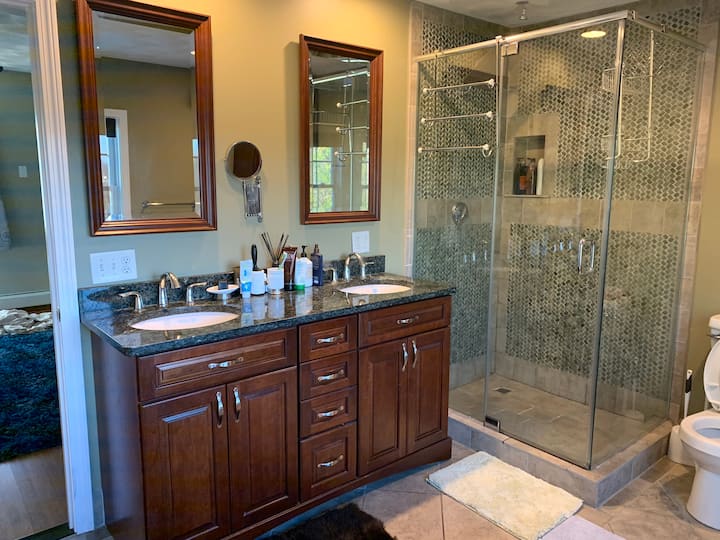 Spacious Luxury Apt Close To Downtown & Airport - Cranston, RI