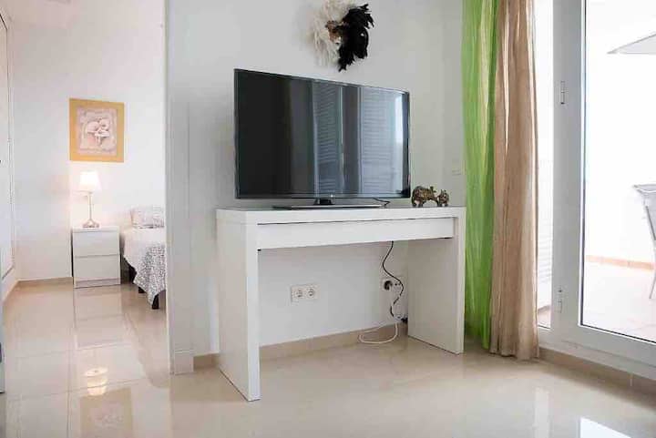 A72 Beautiful Large 2 Bed Top Floor Apt & Parking - Carboneras