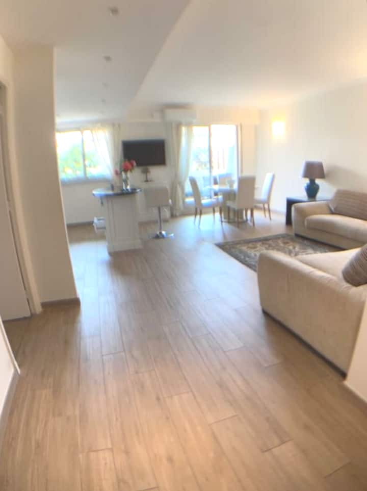 In A Nice Residence Close By The Principality Of Monaco, Nice 1 Room Flat Recently Renovated.

Spacious Living Area With Fully Equipped American Kitchen.

Room With Tv, Bathroom With Italian Shower, Separate Wc And A Large Walk-in Dressing Room. - Monte Carlo