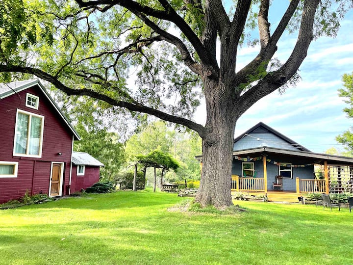 Perry City Manors Retreat Center: Sleeps 16+ - Ithaca, NY